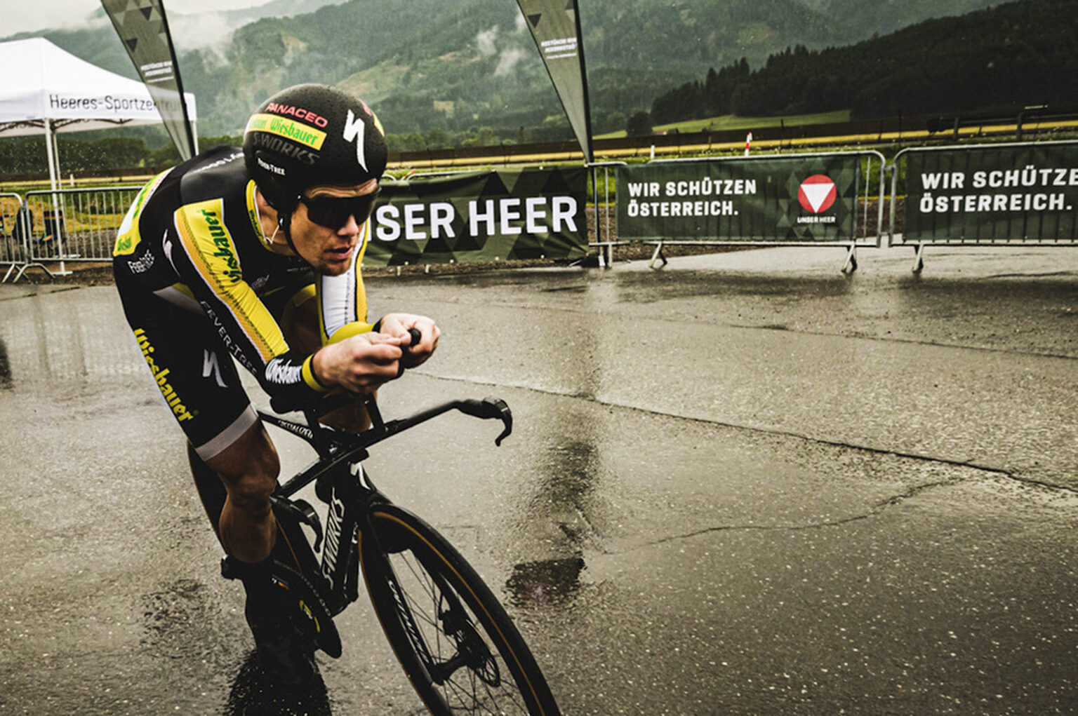 Christoph Strasser pakt wereldrecord: meer dan 1000 kilometer fietsen ...