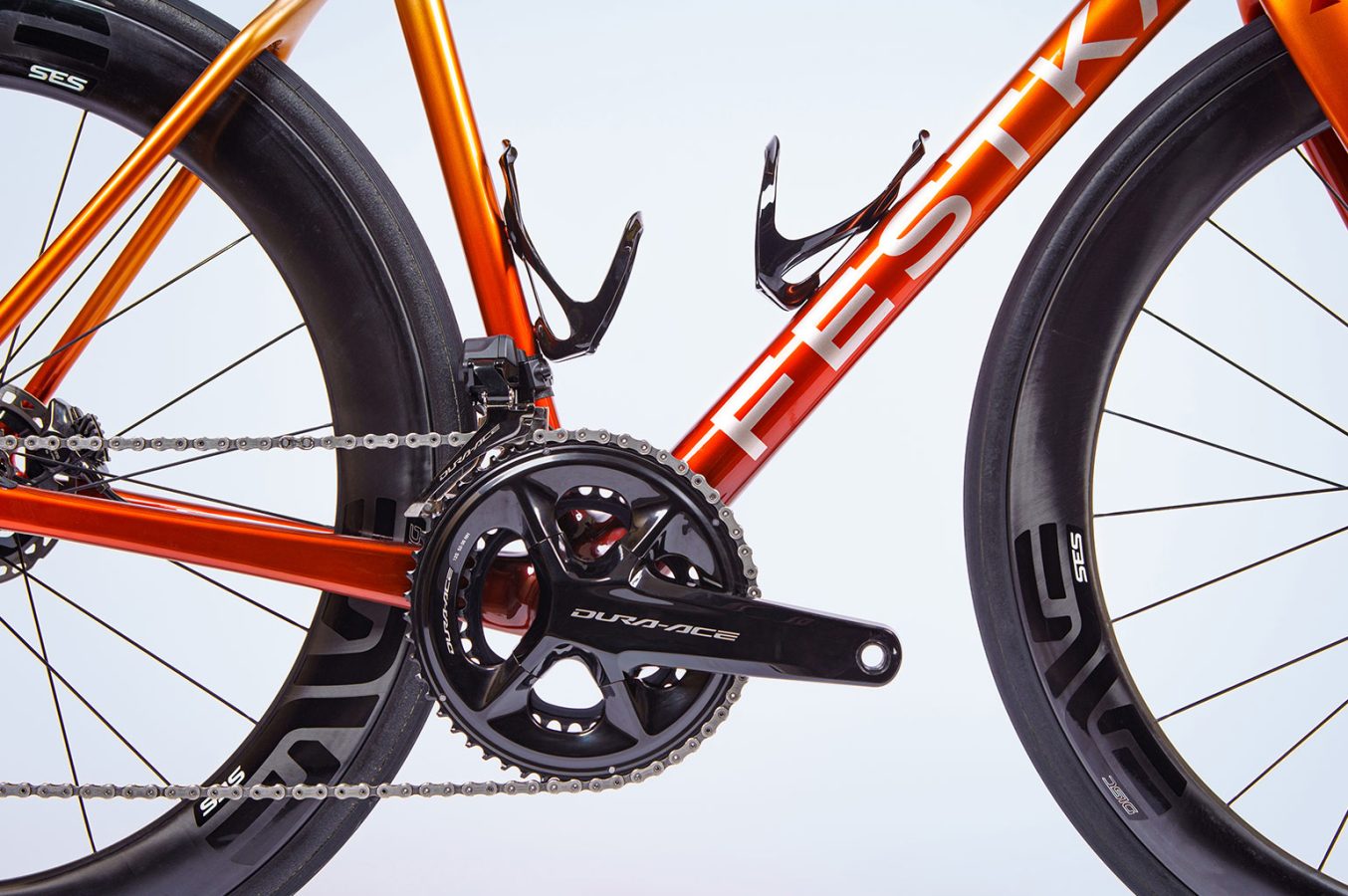 Gaaf design op de Festka Spectre Elements Fire - Racefietsblog.nl