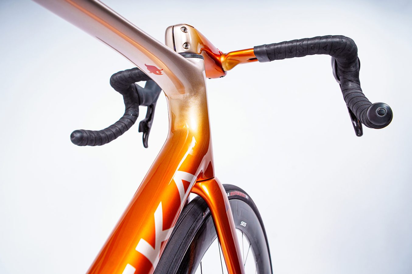 Gaaf design op de Festka Spectre Elements Fire - Racefietsblog.nl