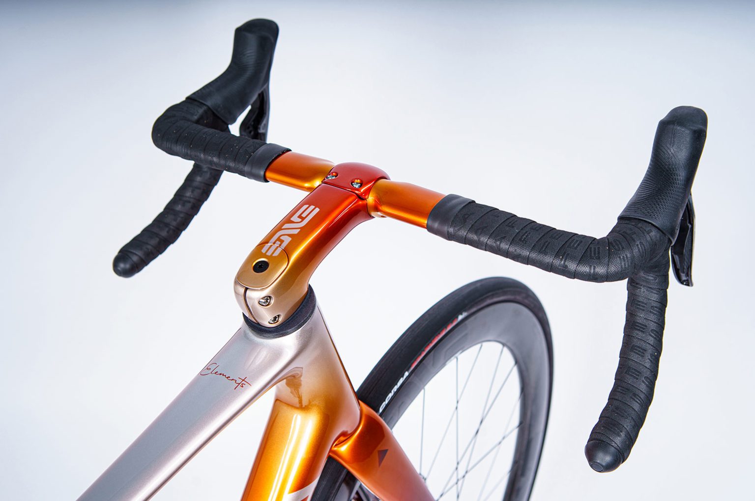 Gaaf design op de Festka Spectre Elements Fire - Racefietsblog.nl