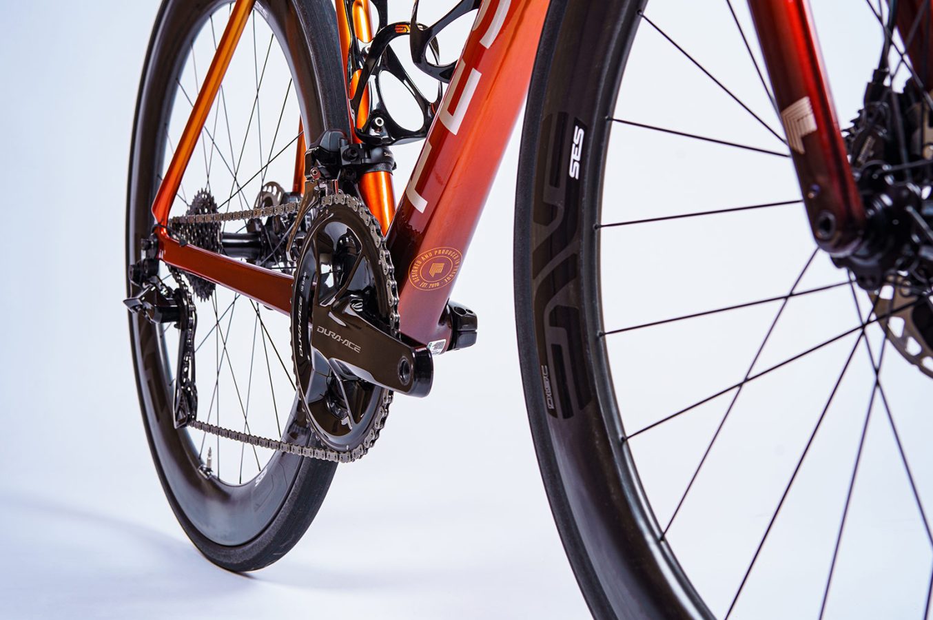 Gaaf design op de Festka Spectre Elements Fire - Racefietsblog.nl